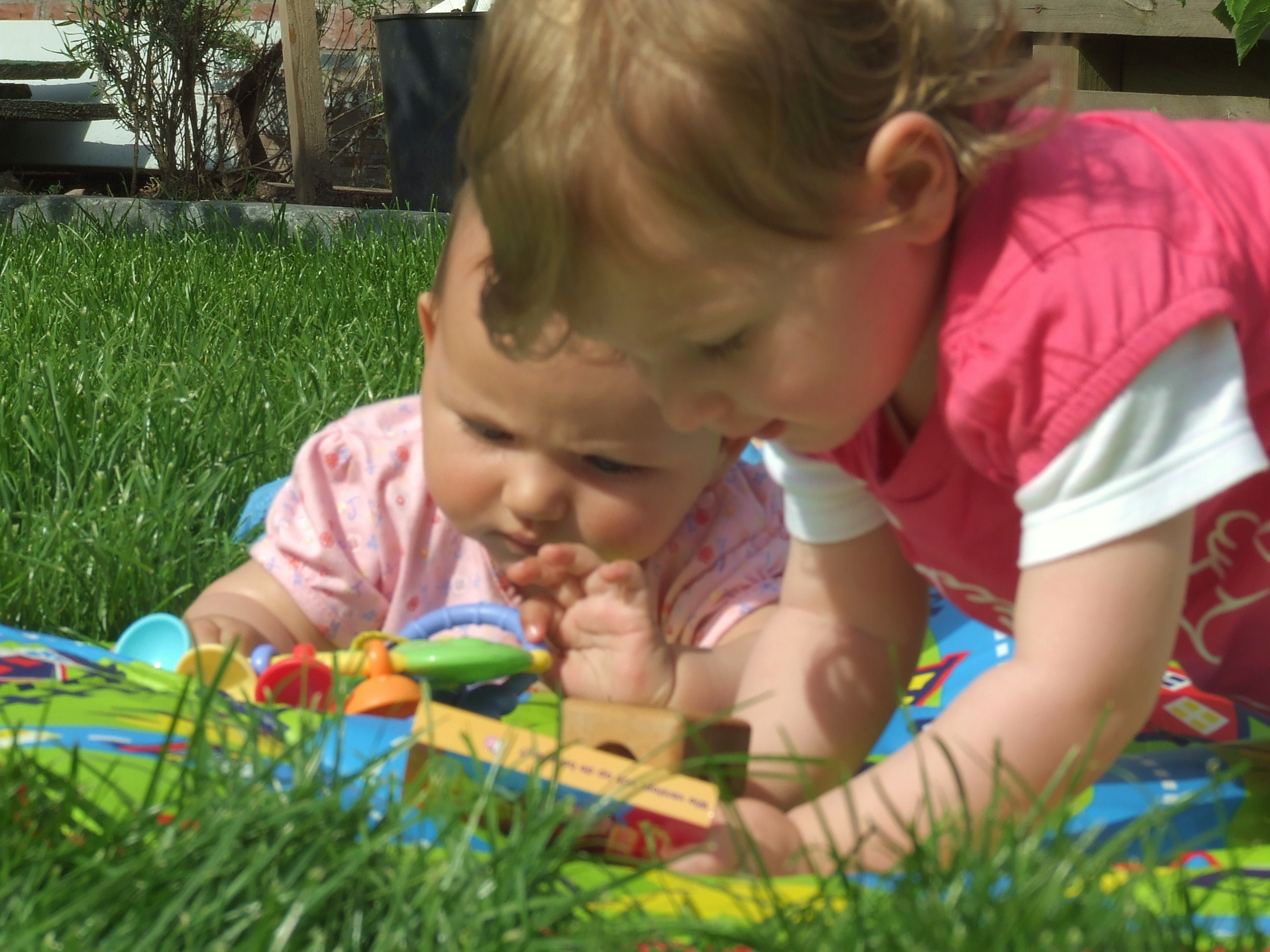 samen spelen, naast elkaar – Sensus babywerk